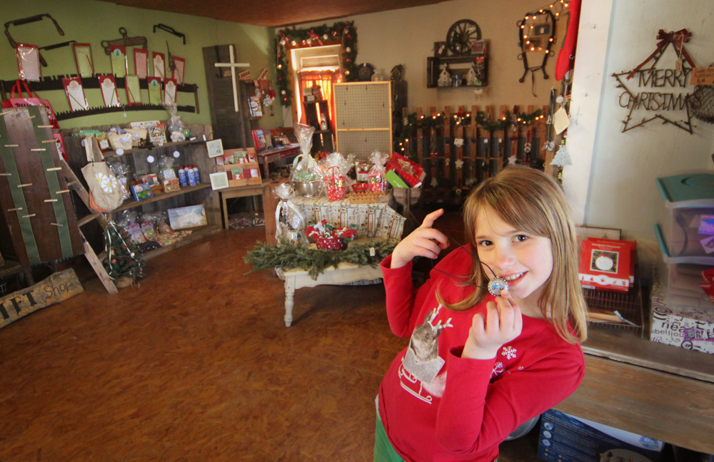 girl-in-gift-shop – Plantation Pines